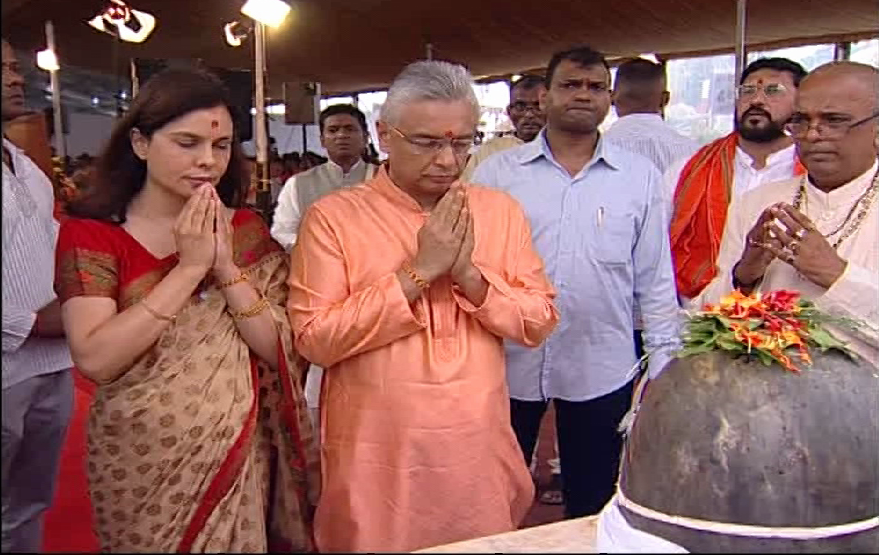 [VIDÉO] Ganga Talao : Pravind Kumar Jugnauth et son épouse participent ...