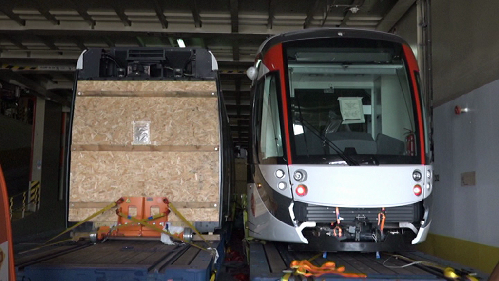 [VIDÉO] Métro Express : deux nouveaux LRVs débarquent à Maurice ...